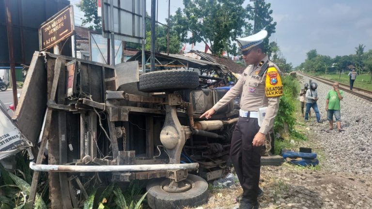 TRAGEDI TABRAKAN DI PERLINTASAN REL KERETA API JEMBER, SATU ORANG Tewas ...